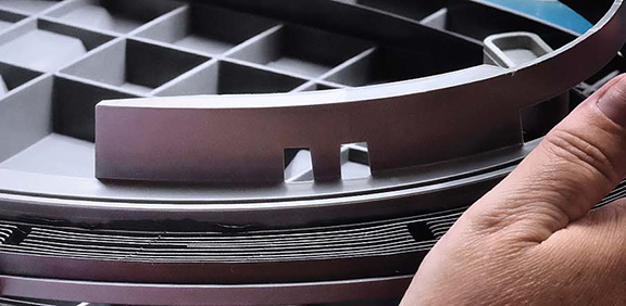 Large-tonnage machines for big injection molding projects