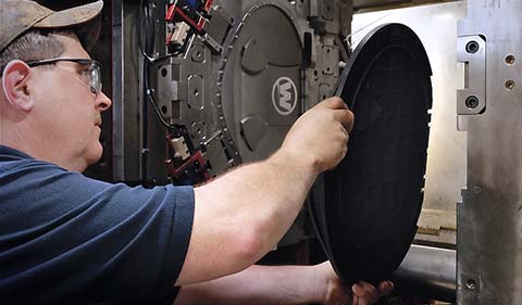 Large-tonnage machines for big injection molding projects